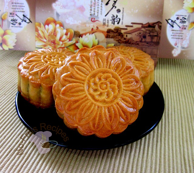 Pandan Sesame Mooncake - 2014