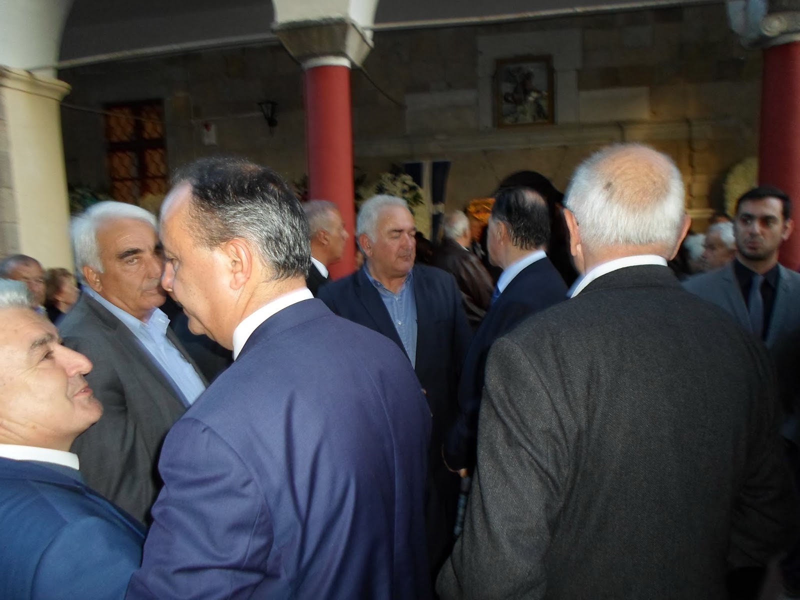 ΛΕΥΤΕΡΙΑ: ΚΟΛΙΝΔΡΟΣ: ΠΛΗΘΟΣ ΚΟΣΜΟΥ ΣΤΗΝ ΚΗΔΕΙΑ ΤΟΥ ΒΑΓΓΕΛΗ ΠΟΛΥΖΟΥ ...