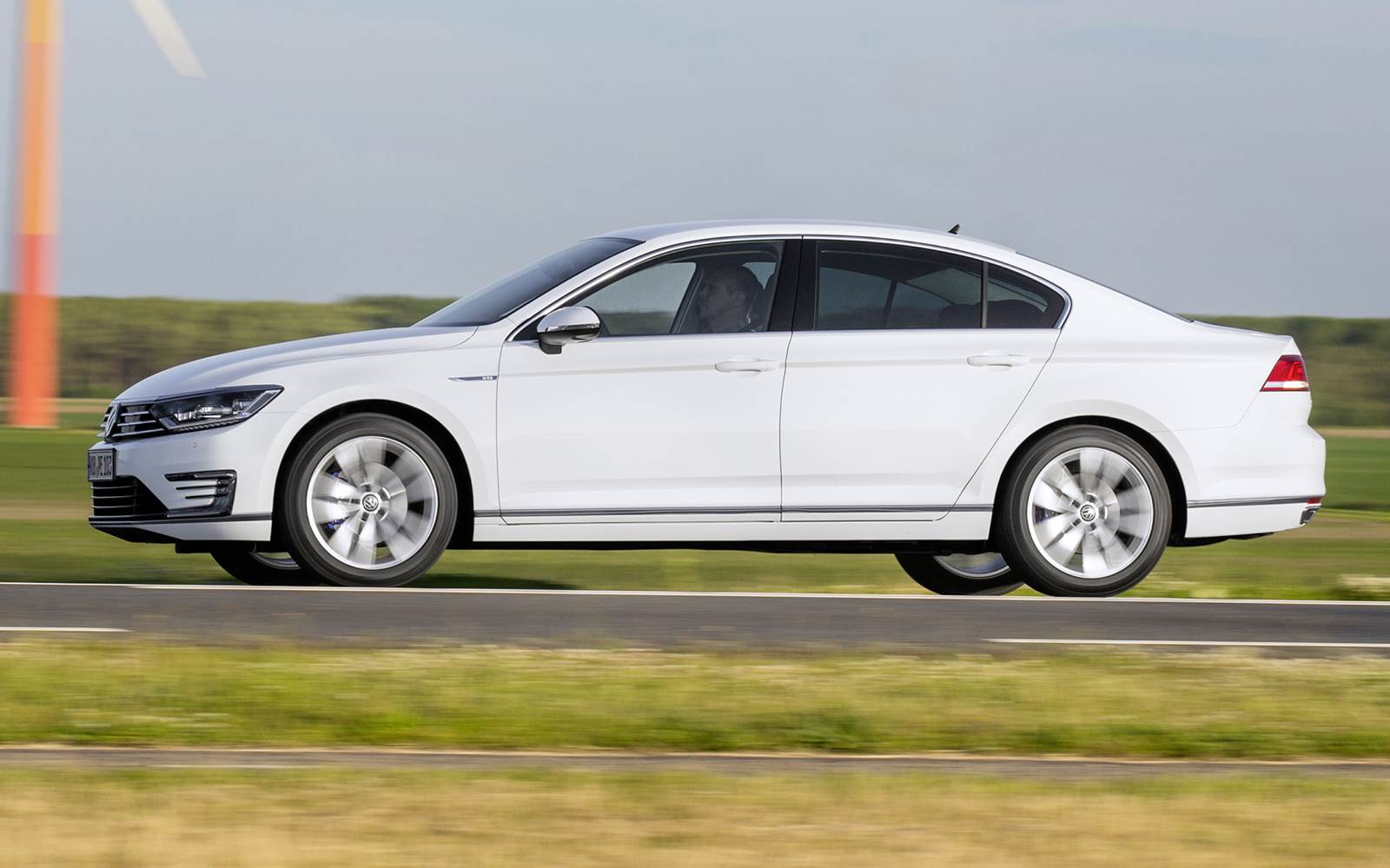 VW Passat GTE chega à Europa em versões sedã e Variant