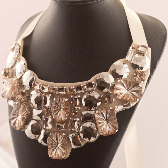 Pinkbijou´s blog: collar babero para un día especial y complementos de ...
