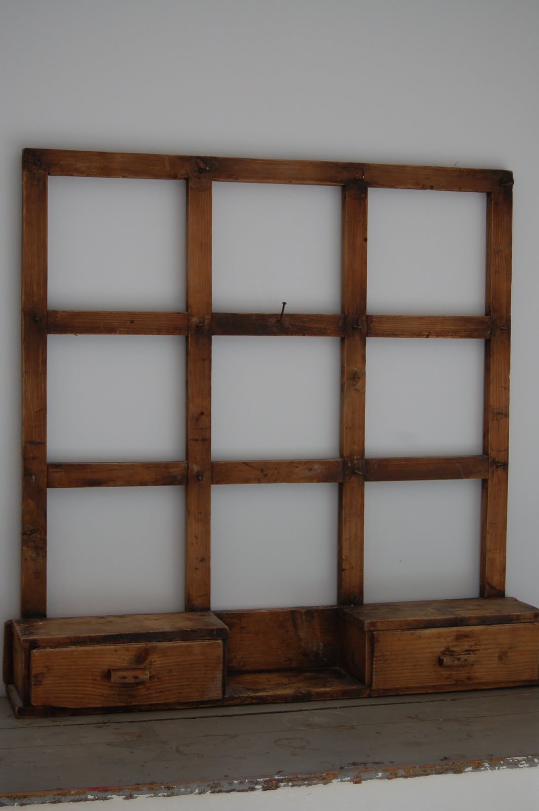 Karlottes butikk: Gammel, stor hylle