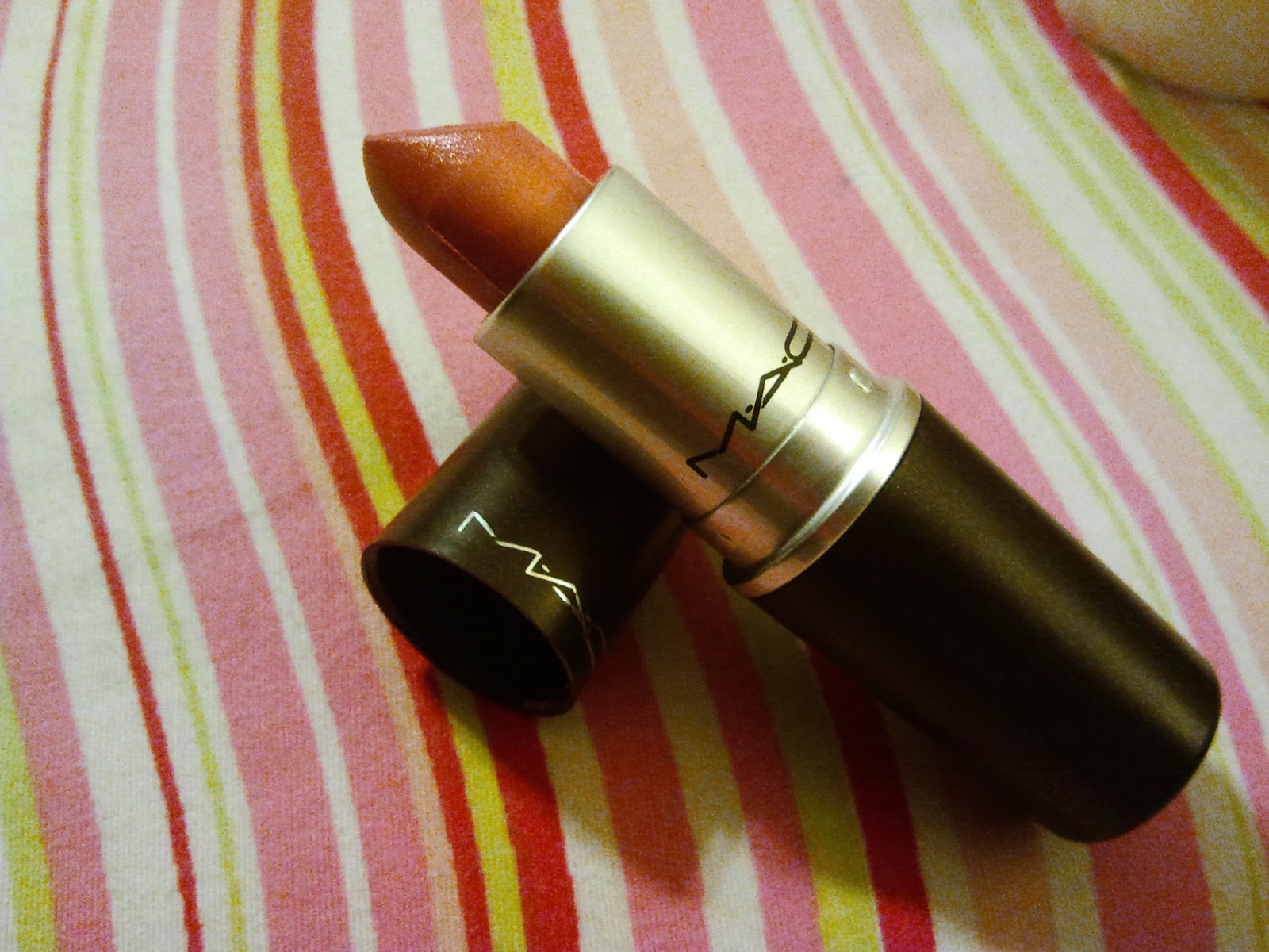 The Make-up Explorer: MAC lipstick in Ramblin' Rose