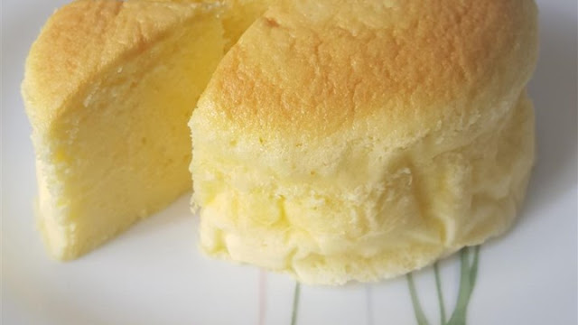 Suzy Homefaker: FLUFFY CLOUD CHEESECAKE