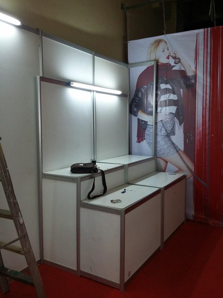 Jual dan sewa meja display R8 - sewa partisi pameran tangerang