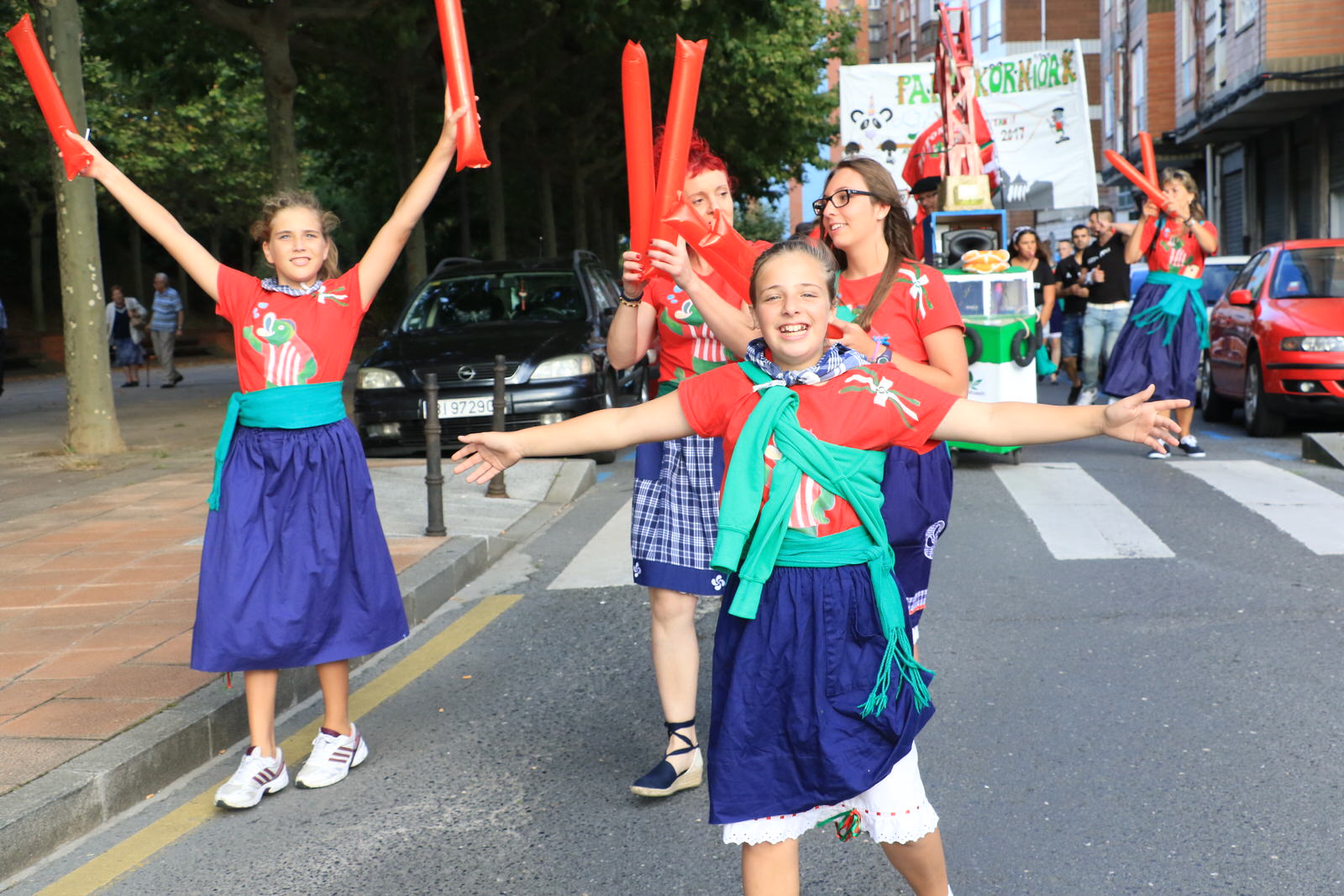 Una bajada de cuadrillas masiva abre oficialmente las fiestas de Retuerto