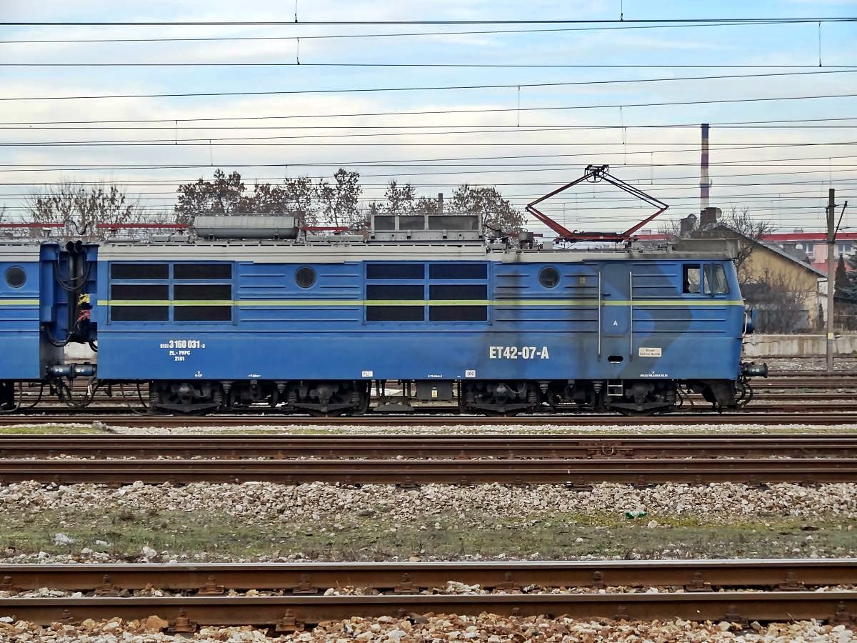 ET42-007 czyli ET42-07 na pustej stacji Kielce Herbskie | Kolejowe Kielce