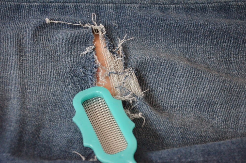 fromfoxy: 7. DIY destroyed jeans