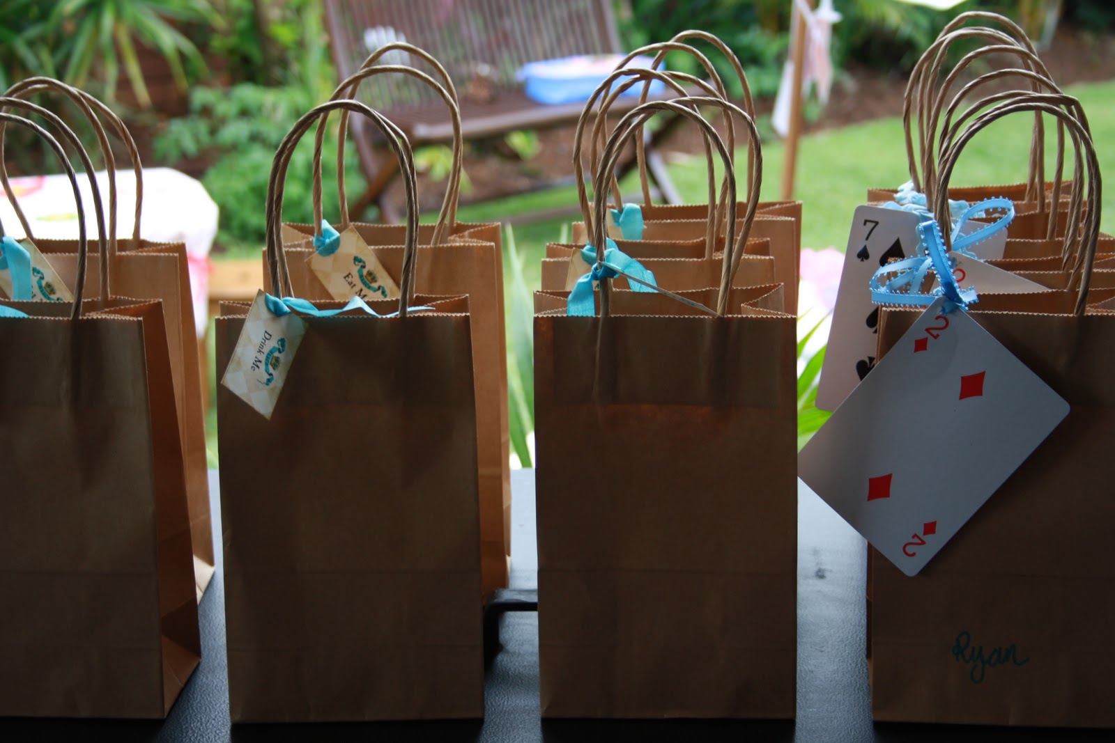 Alice In Wonderland Gift Bag Ideas | semashow.com