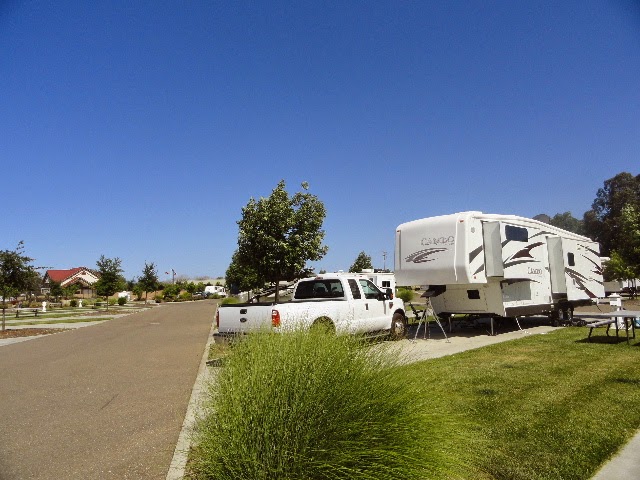 How to Love Where You Are and Eat Where the Locals Eat!!: May 2014