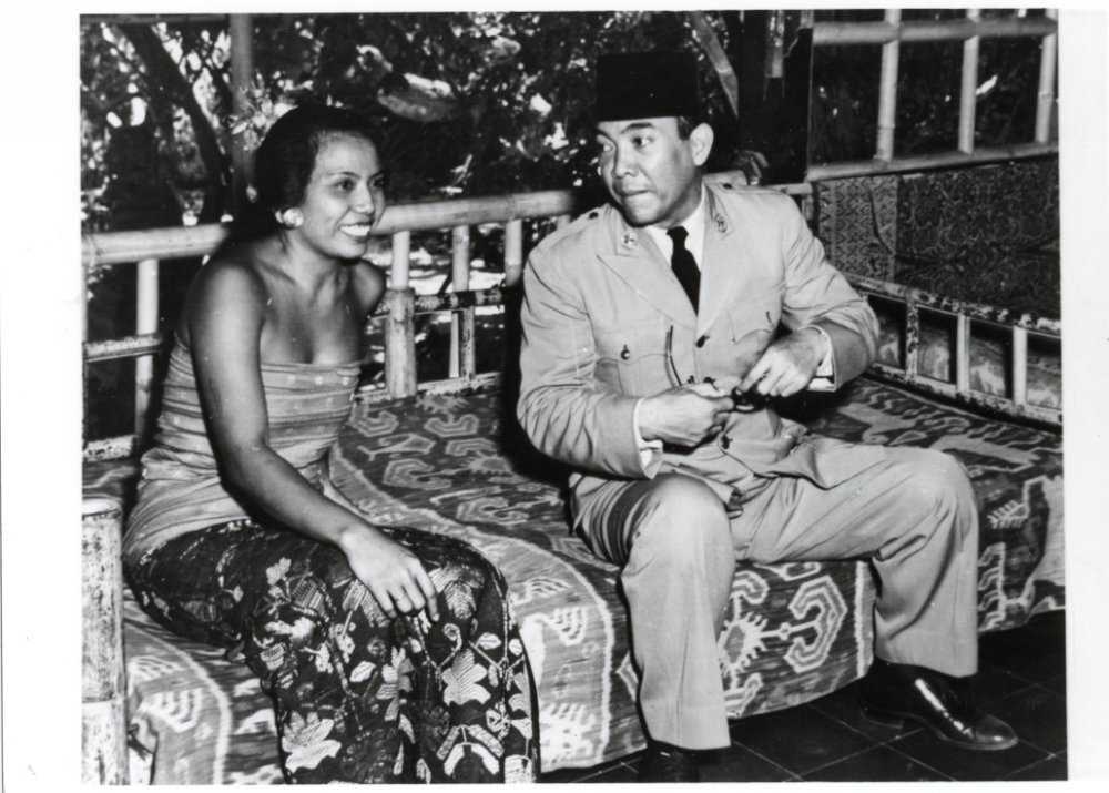 Soekarno dan penari Bali Ni Pollok, 1950 - Parang Tritis Abadi - Pantai ...