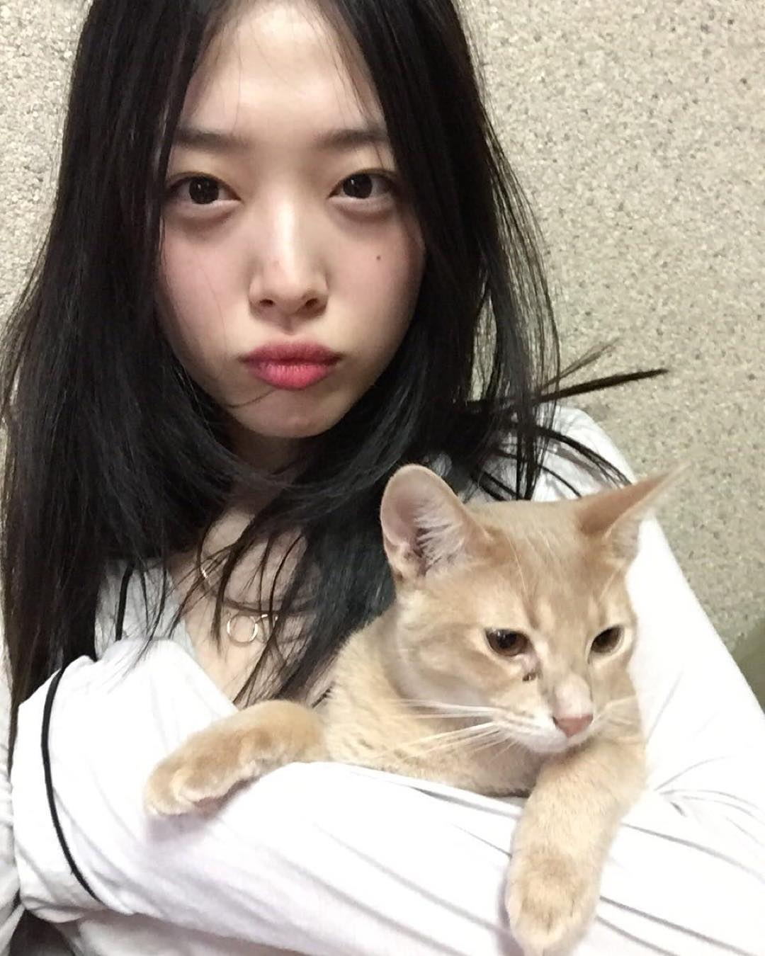 Choi Sulli makes heart flutter with her pretty SelCa pictures ...