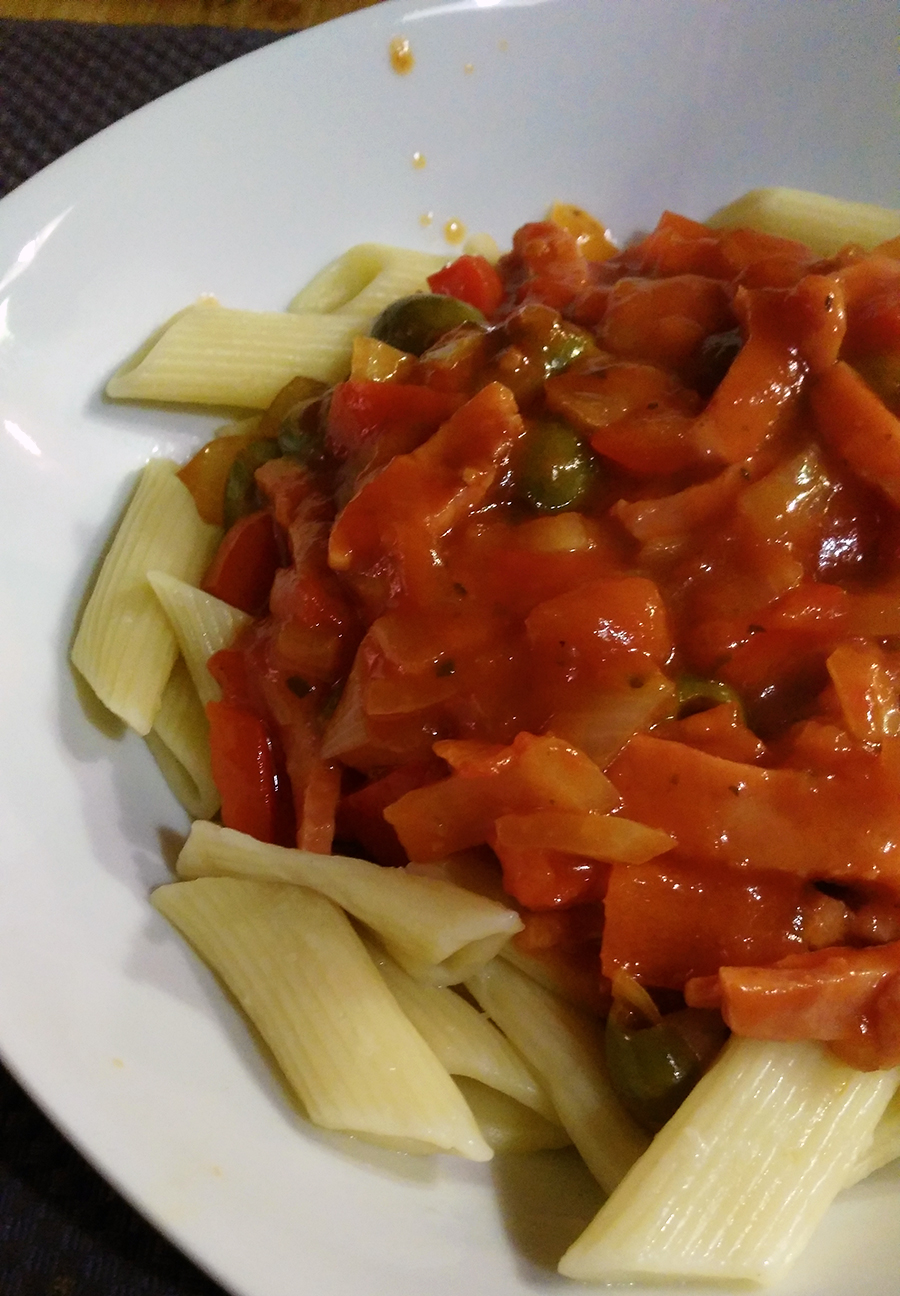 Kitchen Elf: Pittige pasta met paprika, olijven en tomatensaus