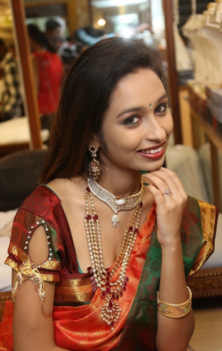 Juhi Latest Hd Photoshoot Stills Gallery,Juhi Hot Clevage Saree Strip ...