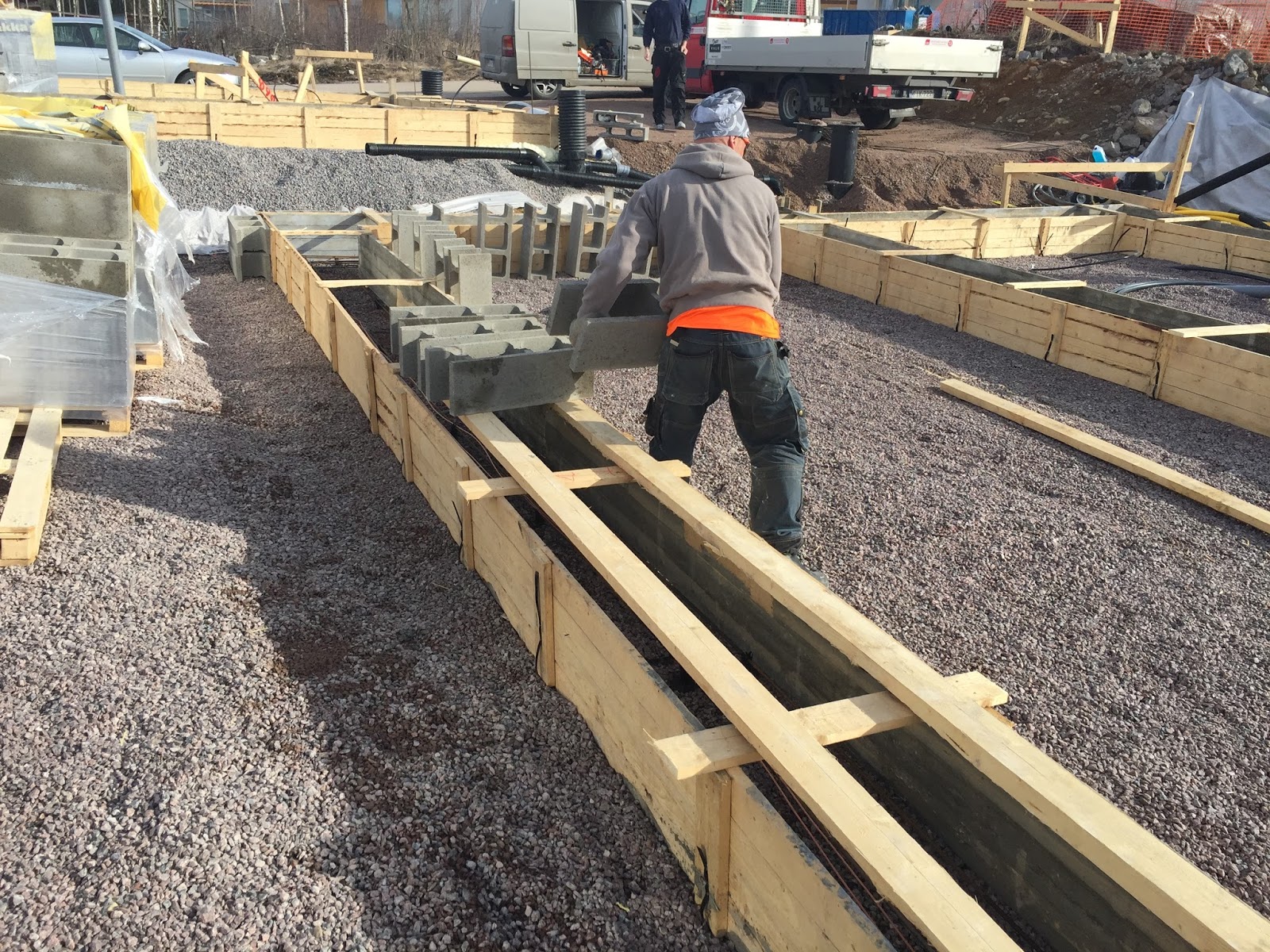 Timpurille talo -Rakennusblogi: Anturat ja sokkeli alle viikossa