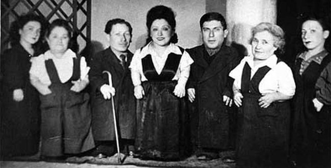 MALOS HUMOS: LA FAMILIA DE ENANOS OVITZ Y MENGELE. 1944