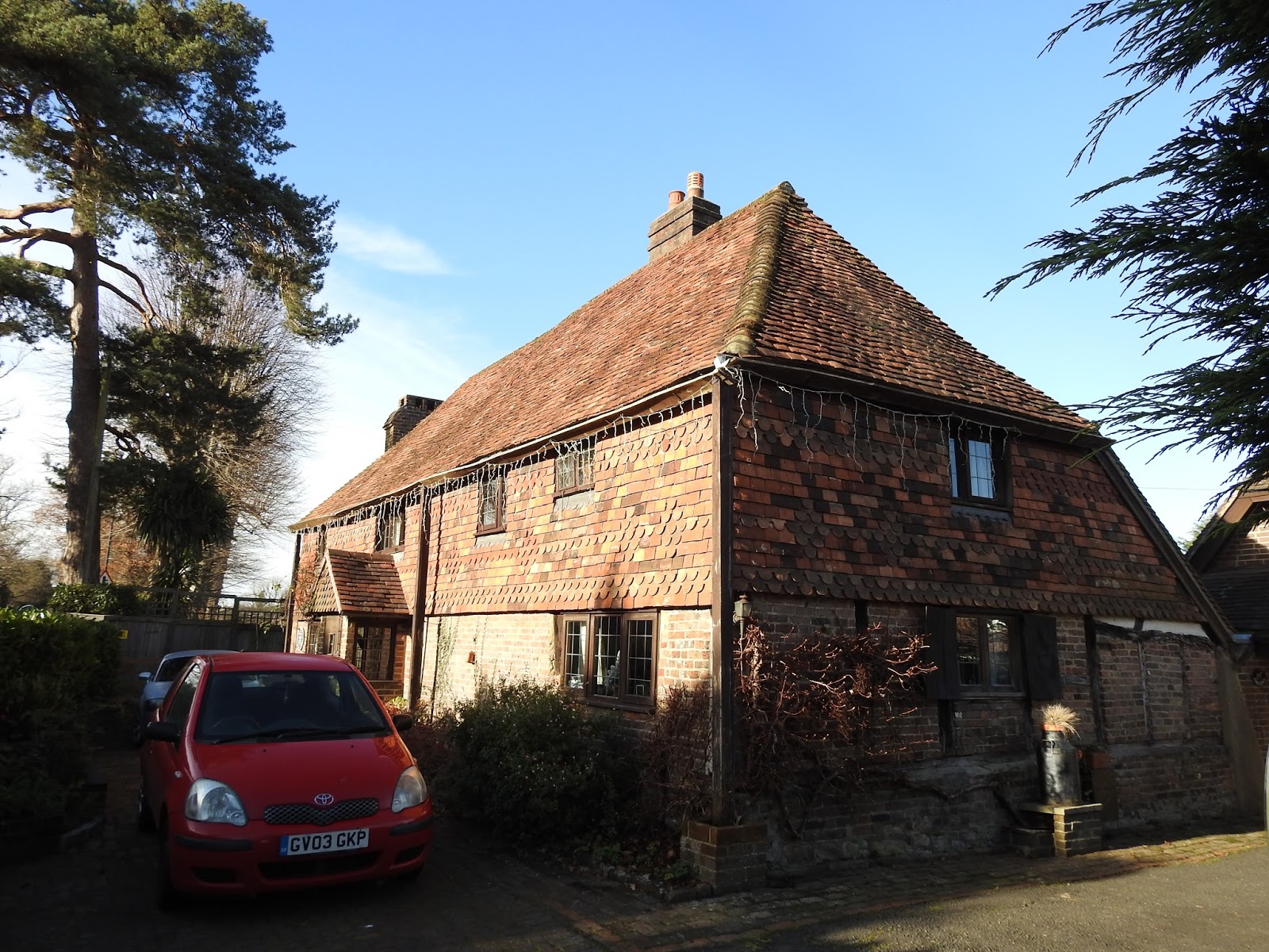 Crawley Old Town: FIVE PICTURES: Caxtons