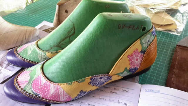 Pelatihan Membuat Sepatu Batik