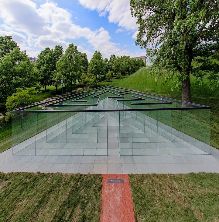 post88blog: The amazing Glass Labyrinth, transparent glass wall.