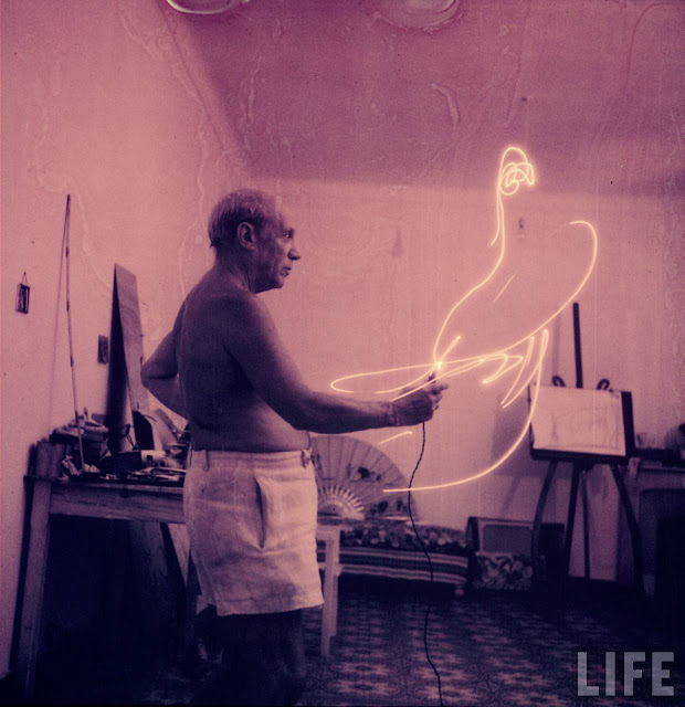 Amazing Color Photographs of Picasso Painting in Light in 1949 ...