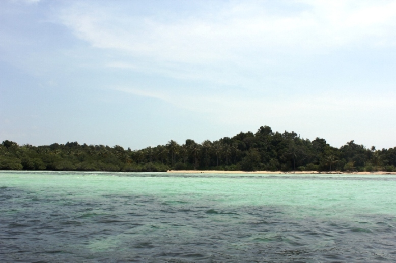 Indahnya Pulau Dedap dengan Gradasi Air Laut yang Hijau Tosca - Kisah ...