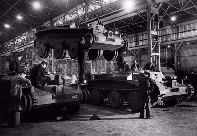 23 Amazing Vintage Photographs Taken Inside WWII Tank Factories ...