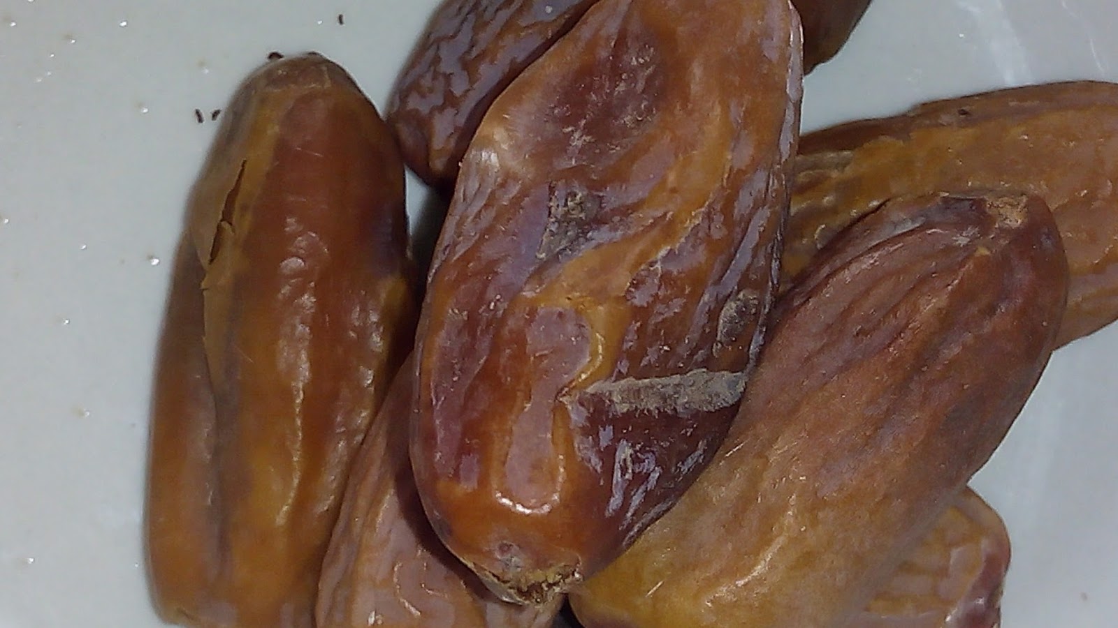 DATES: NUTRITIONAL PROFILE AND HEALTH BENEFITS OF A DATE FRUIT