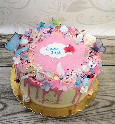 TORTY Z POMYSŁEM Kraków: Tort drip różowy z motylkami TORTY Z POMYSŁEM Kraków: Tort drip różowy z motylkami