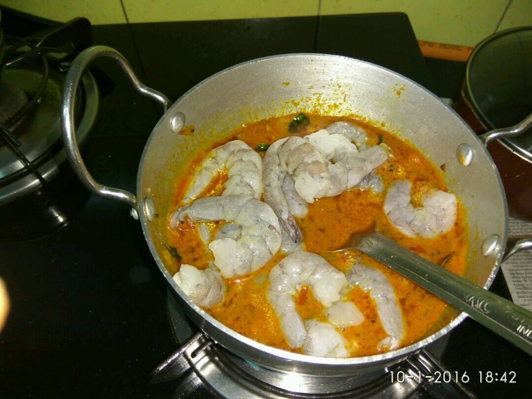 How to make prawn curry?