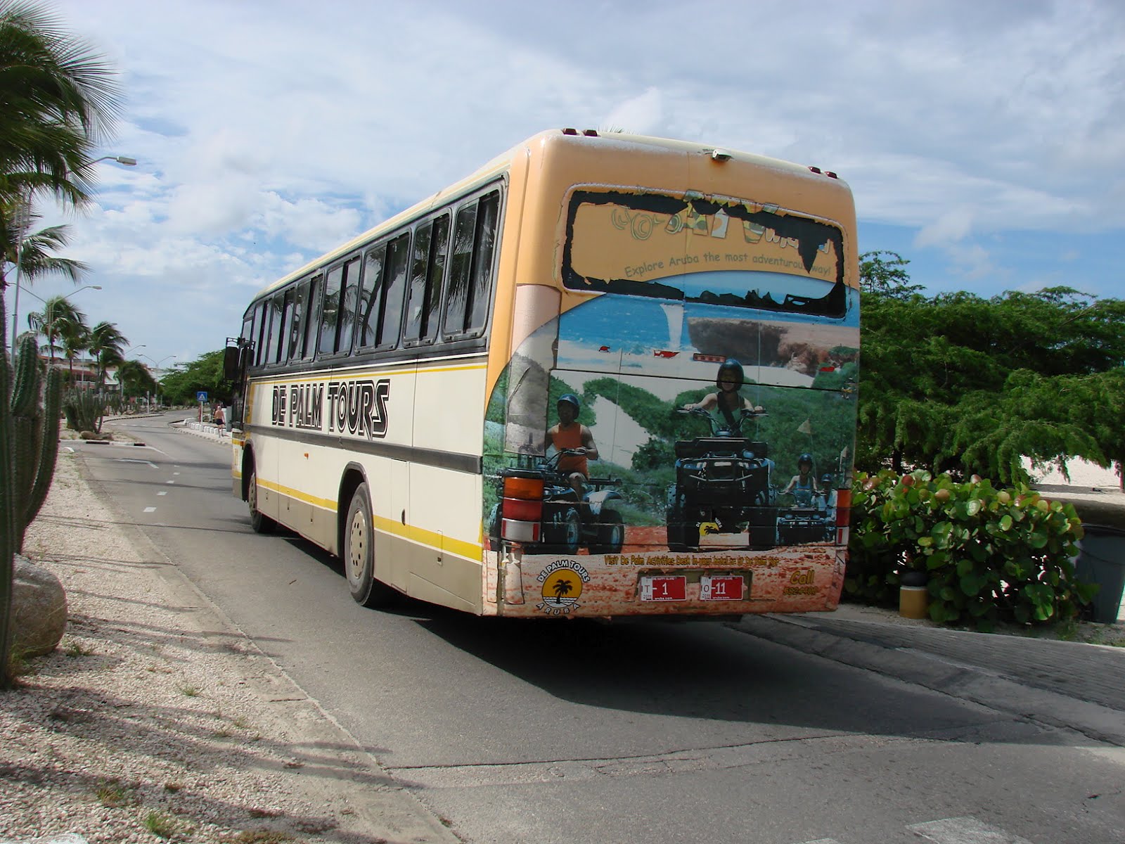 Buses from various cities in the world.: Autocarros de Aruba