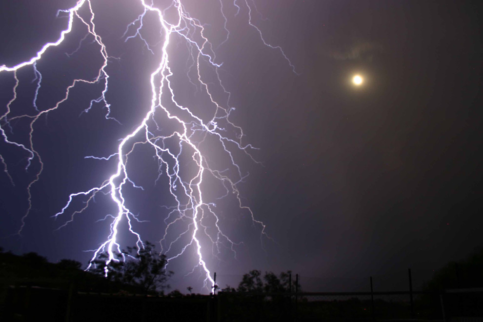White Wolf : The Moon and the Thunders - Native American Legends