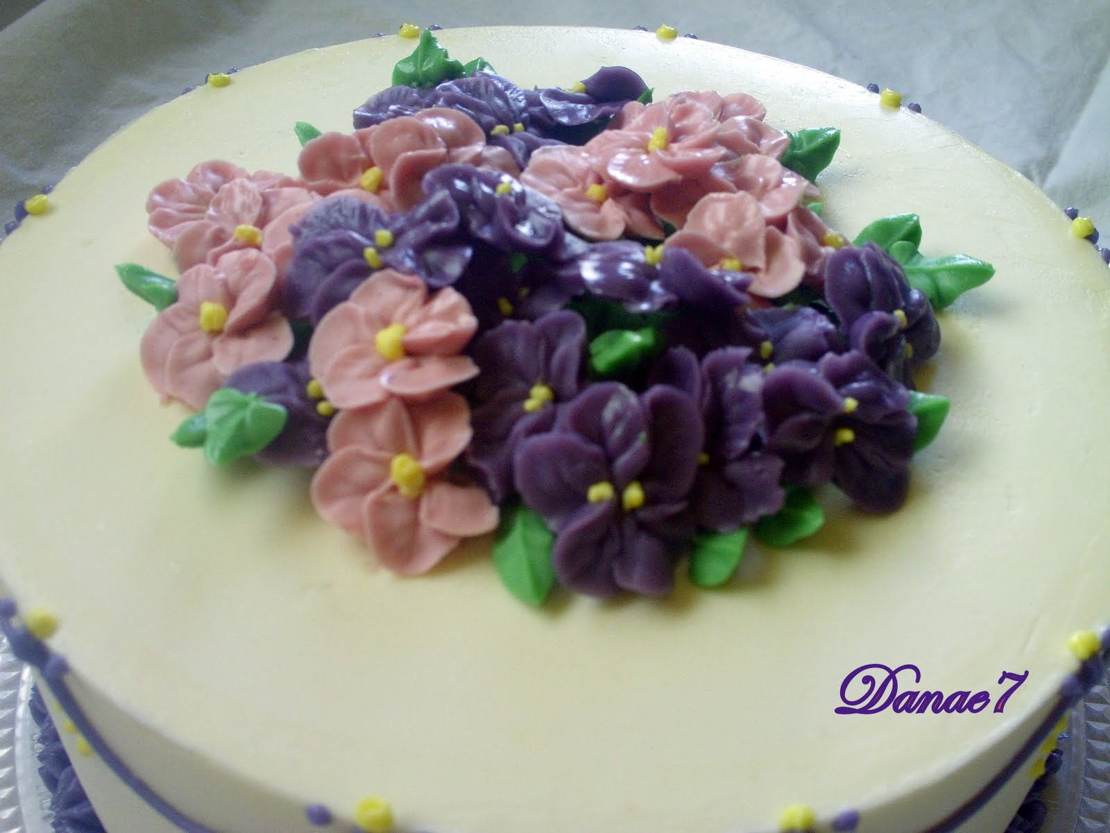 Pastel decorado con violetas : Azúcar y color