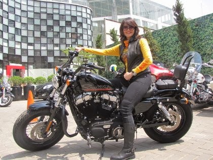 Wanita Seksi Naik Motor Gede | CEWEK SEKSI SEKALI