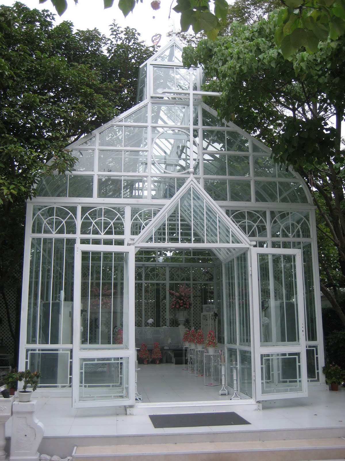 Nesting in Skyscrapers: Glass Chapel Wedding