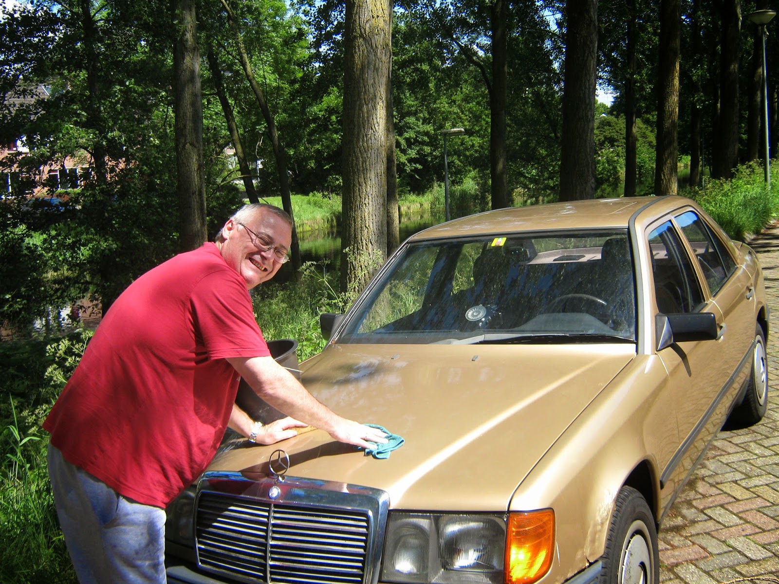 BEIJUMNIEUWS: WIJKEGO HANS KOOPMAN POETST Z'N AUTO