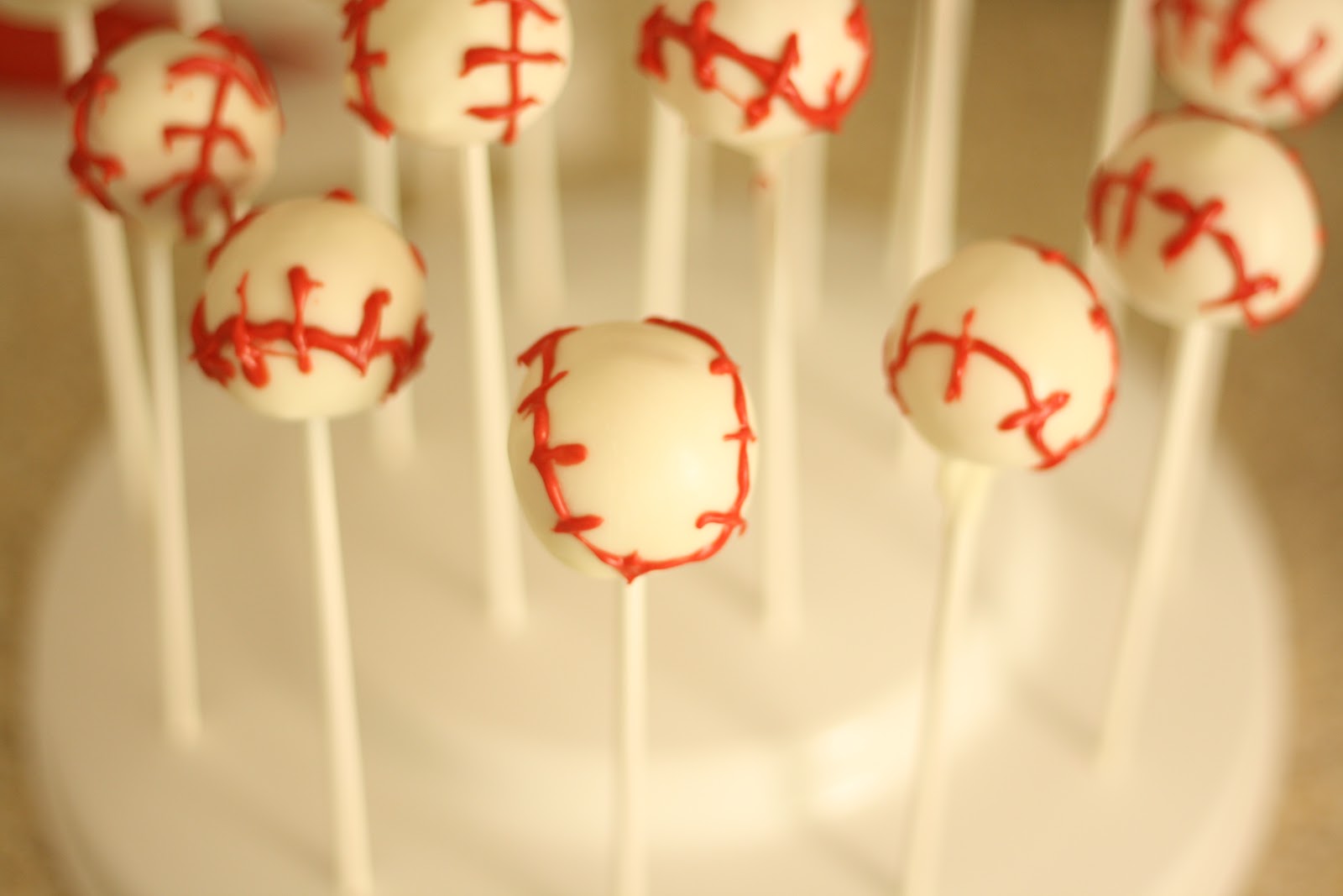Tulle Sweet Boutique: Baseball Cake Pops