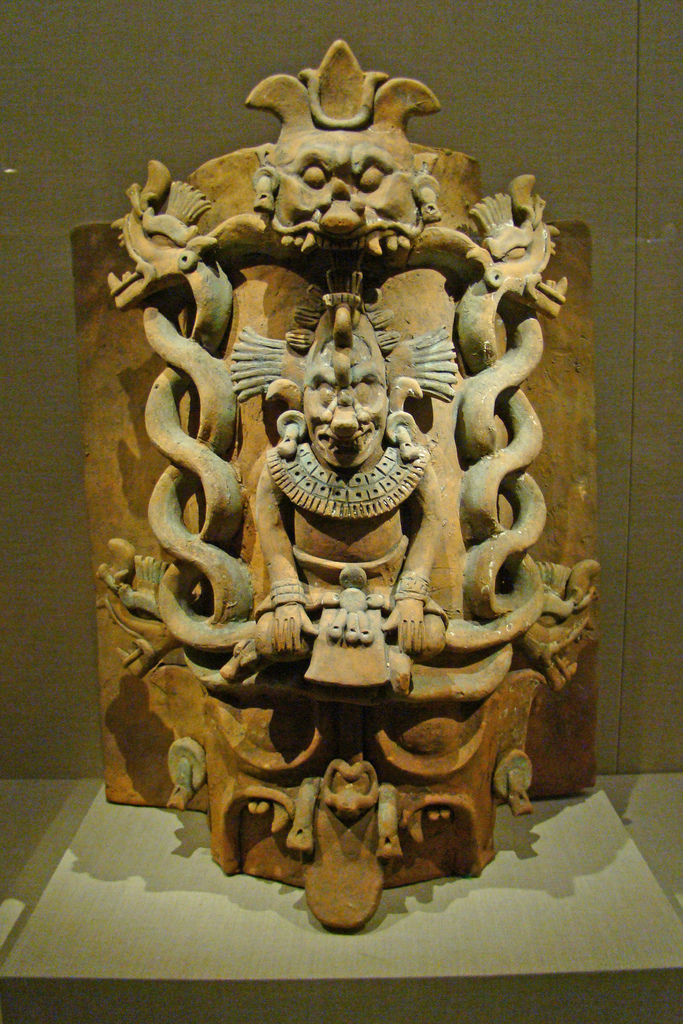 Ágora de Arte Maya: El dios K'awiil en misterioso recipiente