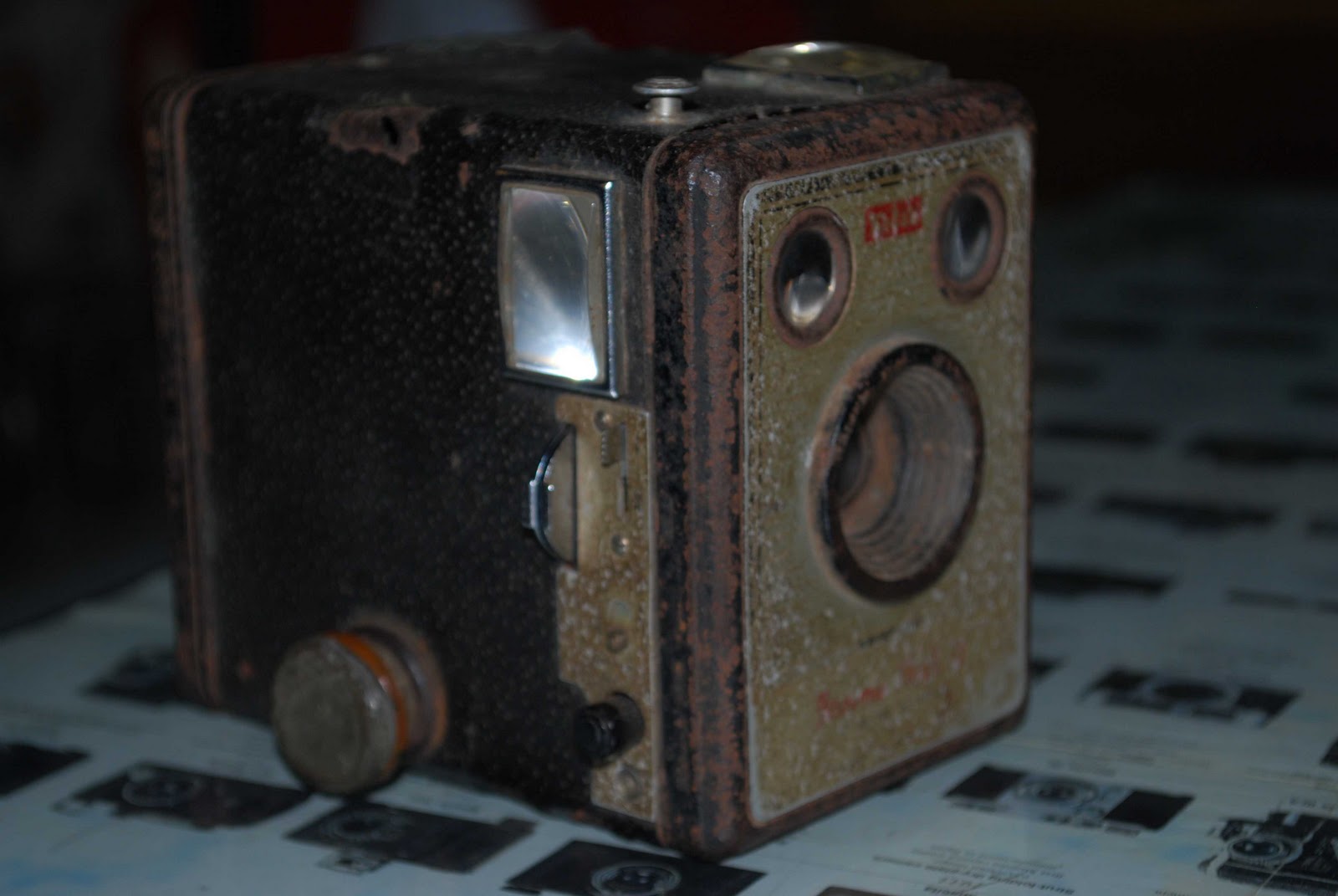 ANTIQUE CAMERAS: KODAK BOX CAMERA OF 1900