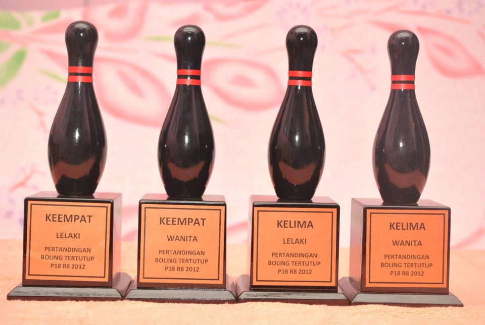 Trofi bowling untuk ditempah