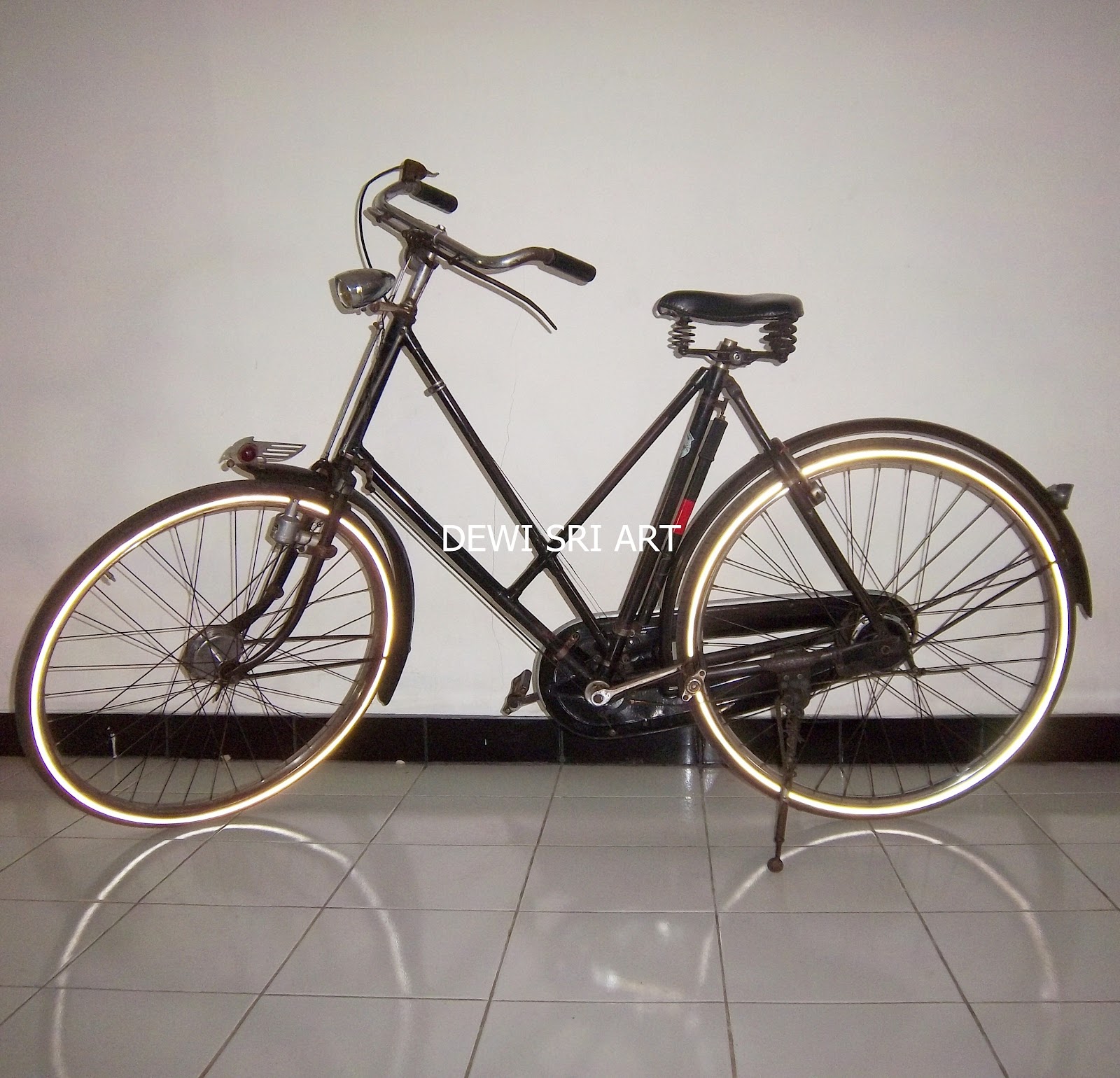 Dewi Sri Art: Sepeda Onthel BATAVUS