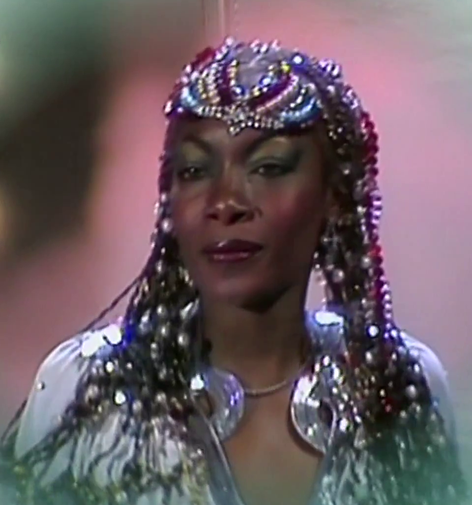 FFFclub: Maizie Williams: интервью индийскому телеканалу Tamil 12