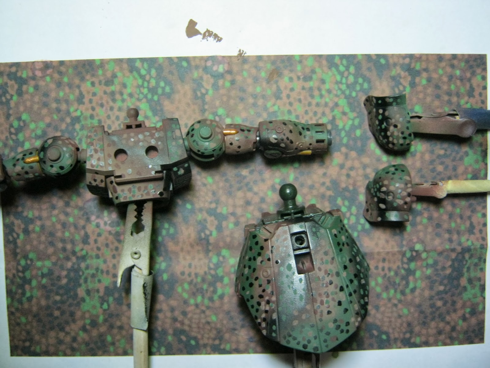 Blues Modeller: AMS-129 GEARA ZULU Custom with SS flecktarn camo.