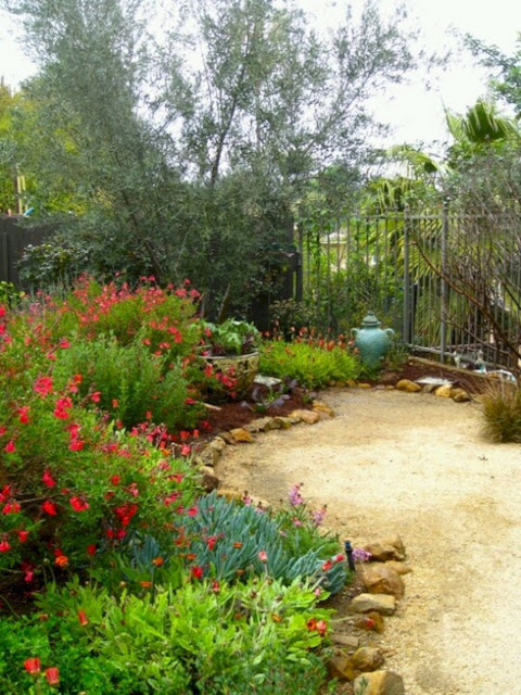 14+ MODERN MEDITERRANEAN BACKYARD MAKEOVER ON A BUDGET