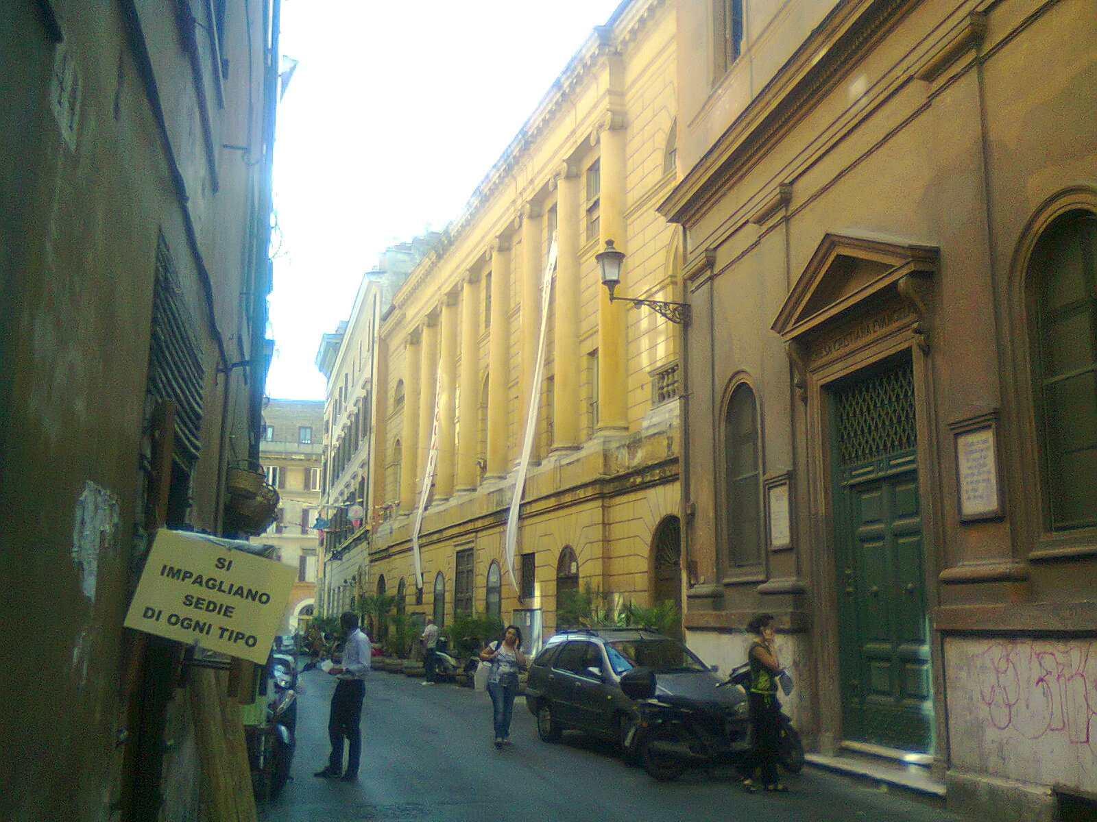 In bici per Roma: Una buona notizia per il teatro Valle