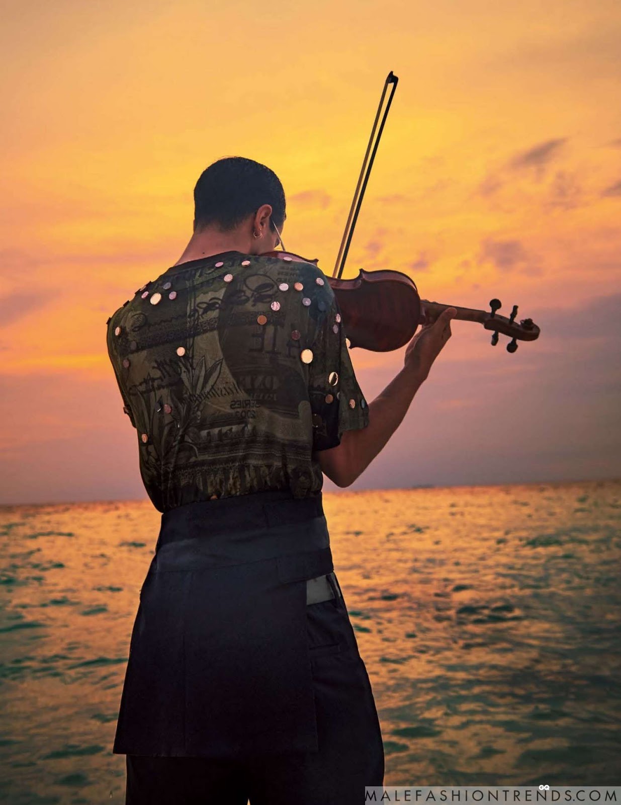 El violinista Neil Amin-Smith viste los más salvajes prints para GQ India