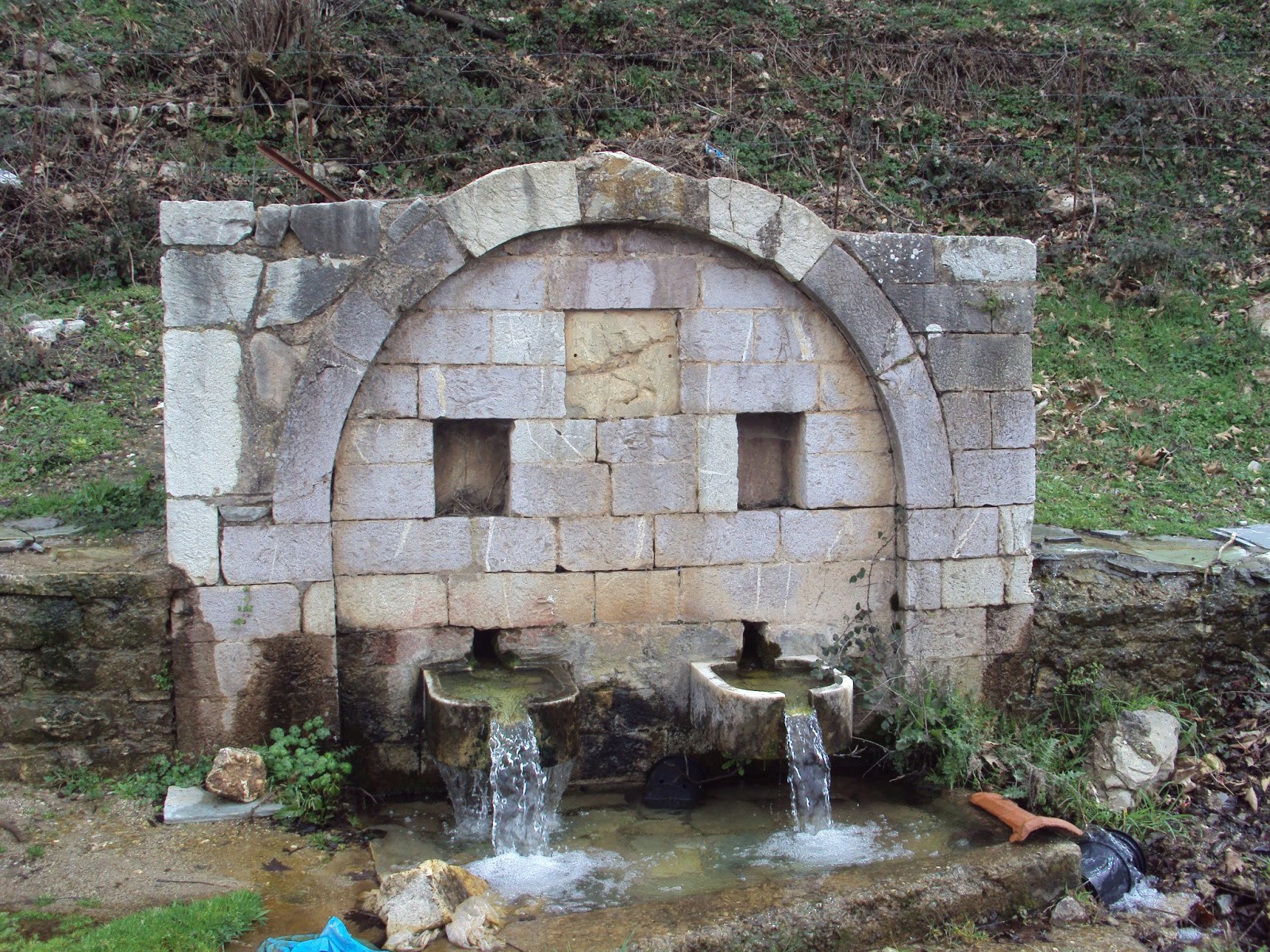 ΕΞΩΡΑΪΣΤΙΚΟΣ ΣΥΛΛΟΓΟΣ ΠΕΤΣΑΚΩΝ ΚΑΛΑΒΡΥΤΩΝ : H πηγη του χωριου μας ...