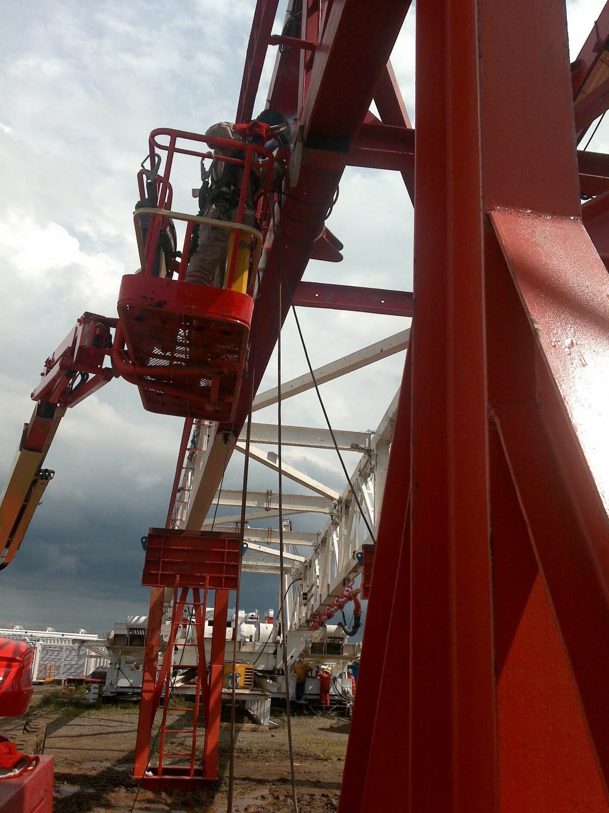 Harga jasa pengelasan pipa: WELD LIFTING LUG AT CENTURY RIG