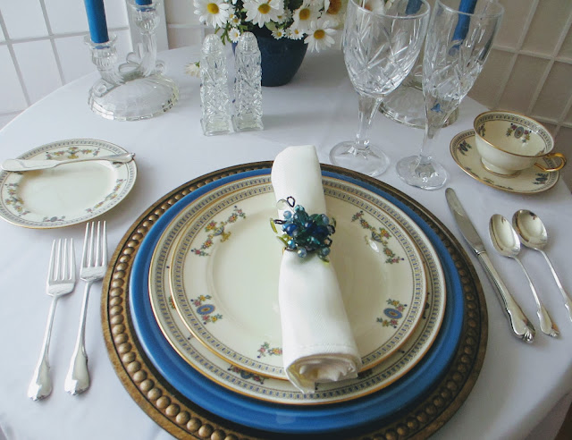 Table for One: Lenox "The Colonial" Table