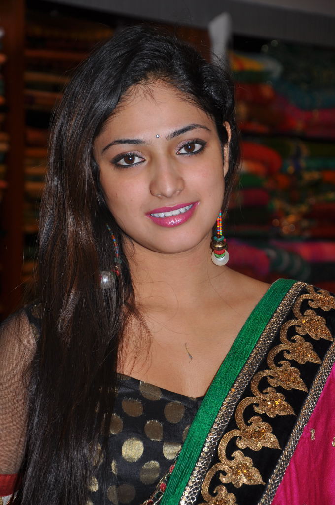 LATEST MOVIE MASALA: HARI PRIYA NEW HOT SAREE PHOTOS, HARI PRIYA HOT ...