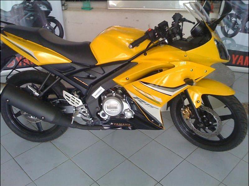 Top speedy Autos: Yamaha R15 Yellow Bike Pictures