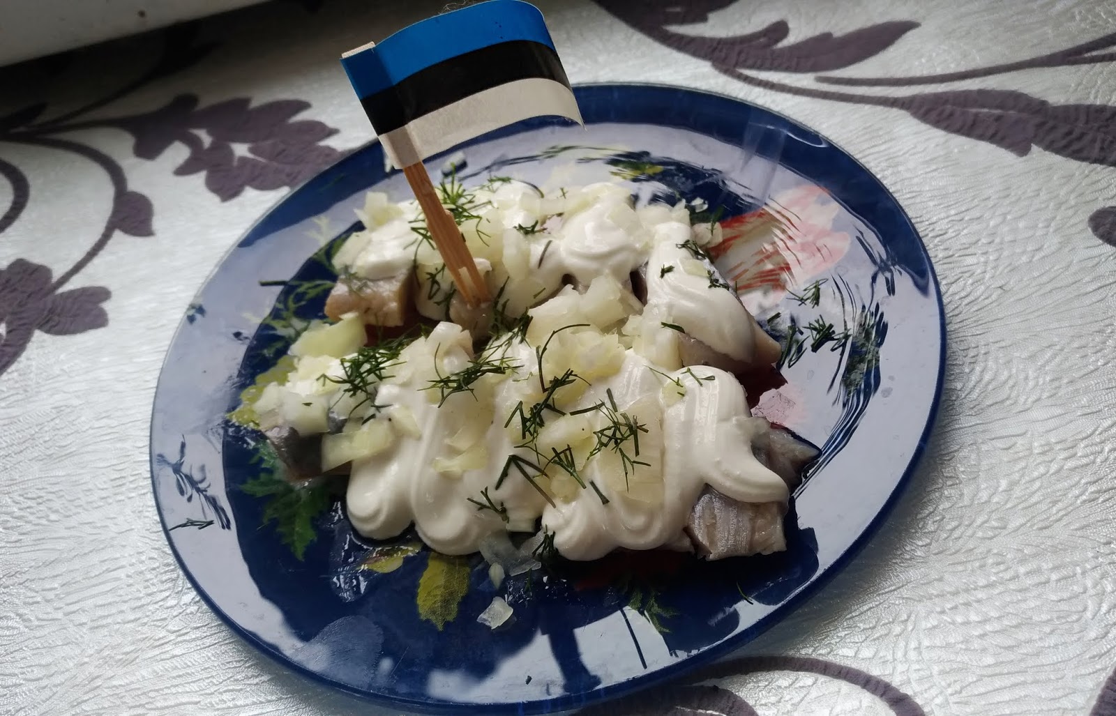 Heeringas hapukoore ja sibula teki all